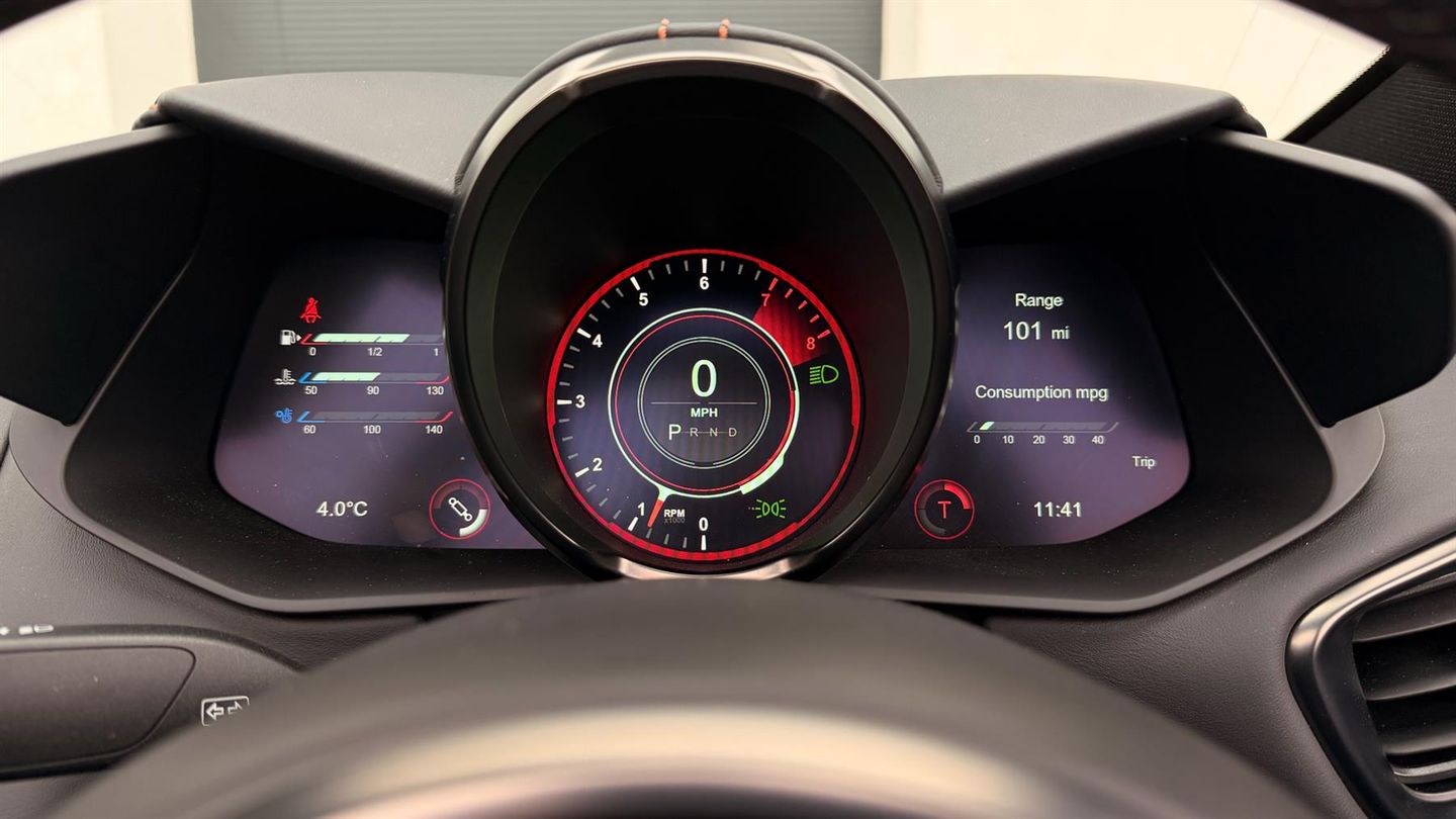 Used 2024 ASTON MARTIN VANTAGE V8 ROADSTER AUTO for sale - PistonHeads UK